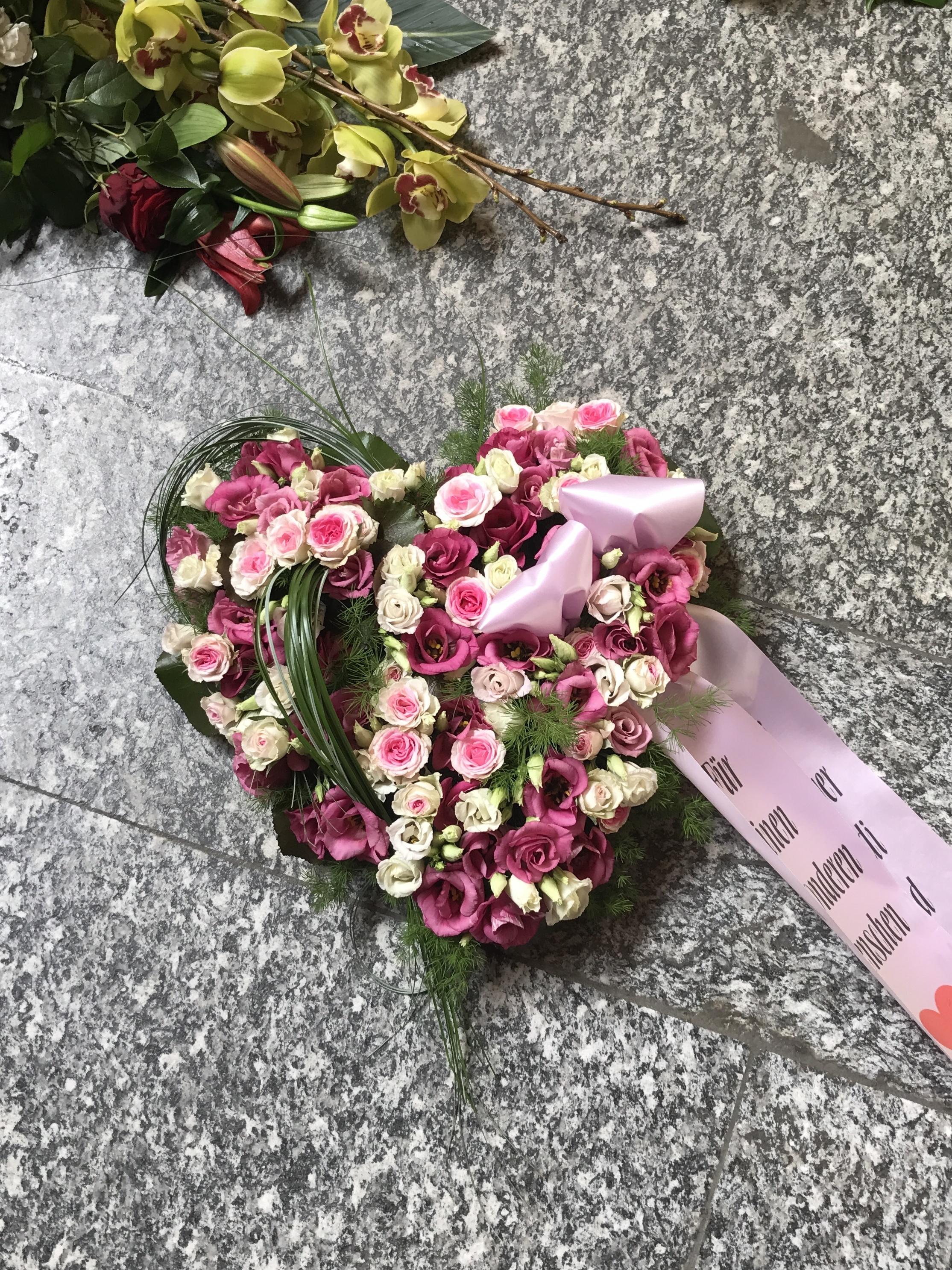 Blumenherzen zur Trauerfeier